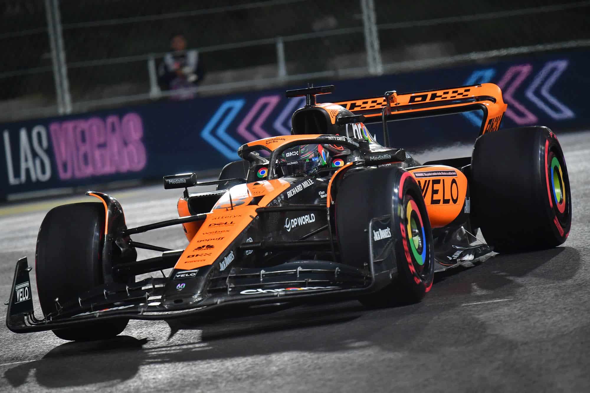 Chaos na F1 ve Vegas. Uvolněné víko od kanálu bude Ferrari stát majlant ...