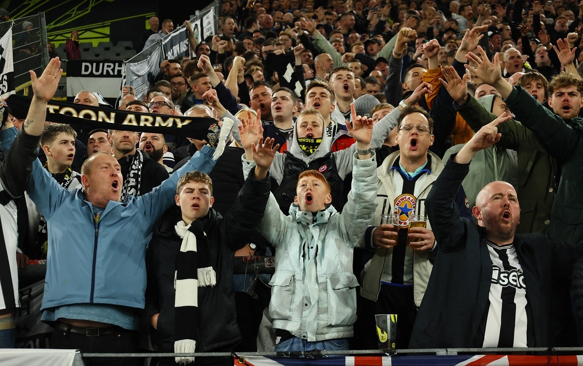 Útok na fanoušky Newcastle od ultras PSG. Dveřmi létalo pyro i židle ...